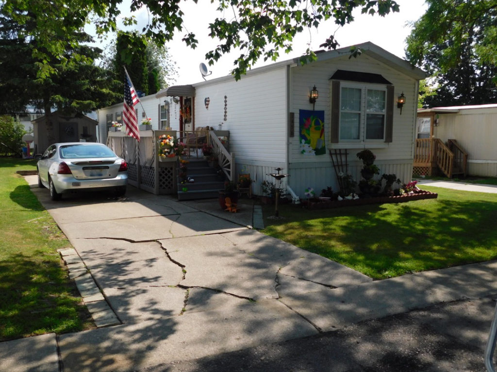 Our Community - Crestview Manor Mobile Home Community